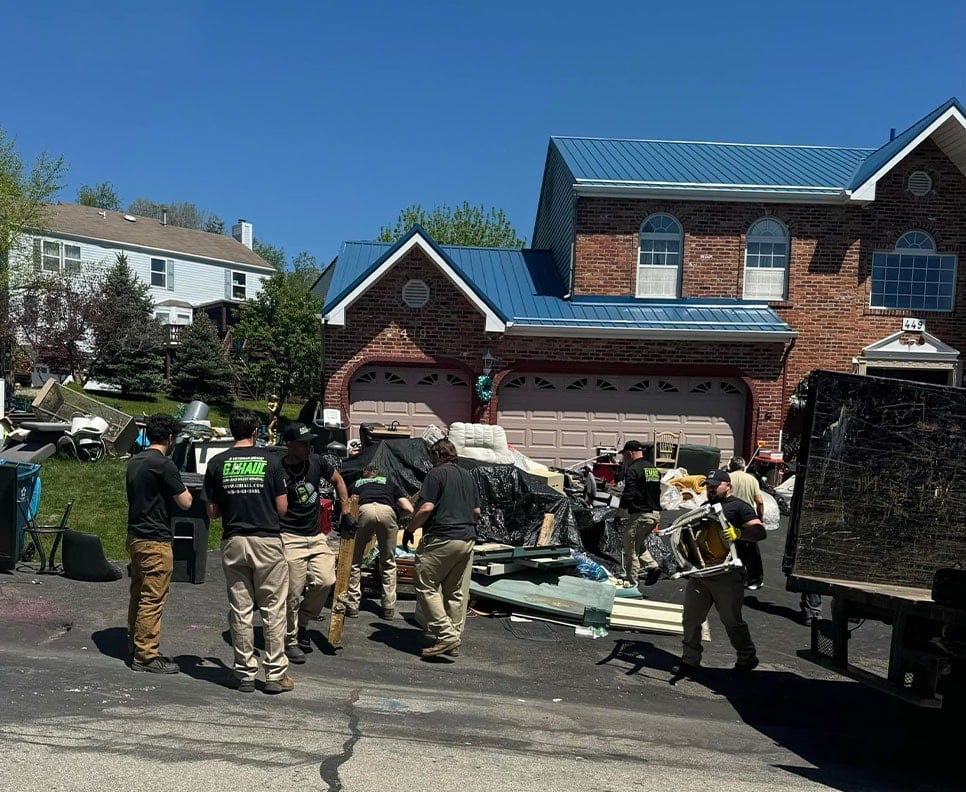 Hoarding Clean Out in Plum | G.I.HAUL®